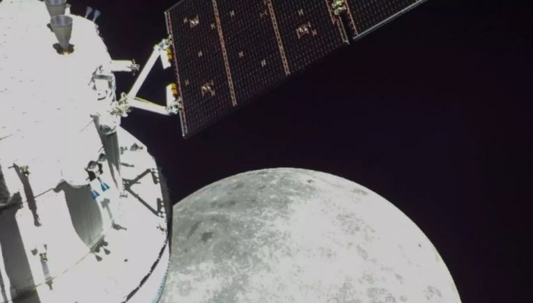 Το διαστημόπλοιο Orion της Nasa επέστρεψε στη Γη μετά το ταξίδι του ...