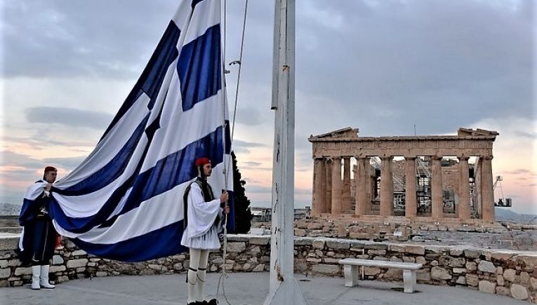 25η Μαρτίου: H έπαρση της ελληνικής σημαίας από τους Εύζωνες στην ...