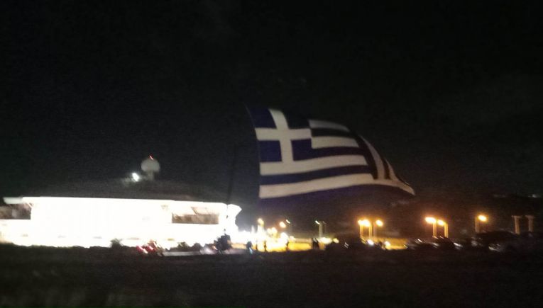 Δύο Αοράκια: Η ελληνική σημαία που "κόβει" την ανάσα στο πλευρό της ...