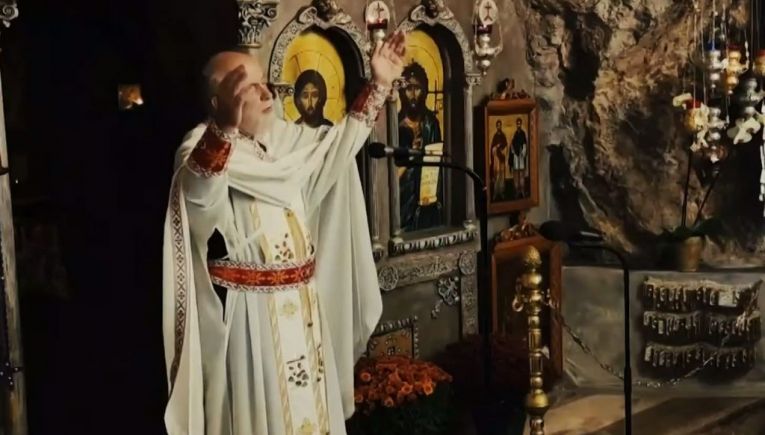 Άγιοι Ισίδωροι: Επέστρεψε ο πατέρας Δημήτριος Λουπασάκης, μαζί με τον ...