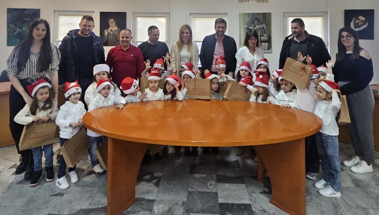 Τα κάλαντα στο Δήμαρχο Μαλεβιζίου είπαν παιδιά του Βρεφονηπιακού ...