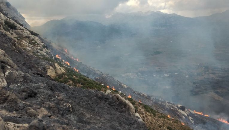 Κρήτη: Σε ύφεση η φωτιά σε δύσβατη περιοχή στο Οροπέδιο Λασιθίου ...