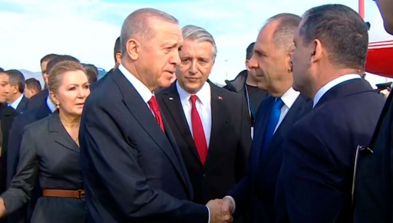 Έφτασε στην Αθήνα μισή ώρα νωρίτερα ο πρόεδρος της Τουρκίας-Το ...
