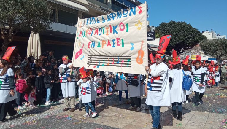 Καρναβάλι στο Ηρακλειο: Μικροί και μεγάλοι πλημμύρισαν το κέντρο για ...