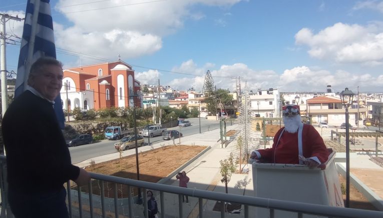 Ο Άγιος Βασίλης ήρθε ξανά και...εντυπωσιακά στο Δήμο Μινώα Πεδιάδας ...