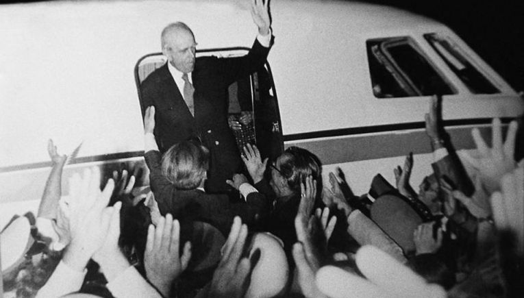 24 Ιουλίου 1974: Ο Καραμανλής επιστρέφει στην Ελλάδα- Η αφήγηση του ...