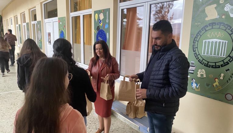 Ένα συμβολικό δώρο και ευχές για τους υποψηφίους των Πανελλαδικών ...