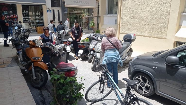 Ηράκλειο: Απροσπέλαστο το κέντρο από τα μηχανάκια για τους πεζούς (Φωτό ...
