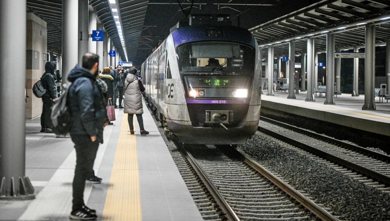 Έφυγε το πρώτο τρένο για Χαλκίδα, ξεκίνησε ο προαστιακός-Στις ράγες και ...