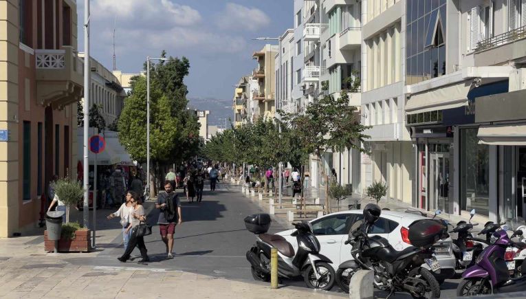 Ηράκλειο: Ήχησαν οι σειρήνες και οι καμπάνες στην πόλη ...