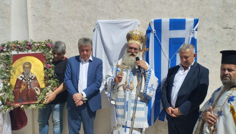 Πλήθος πιστών στον εορτάζοντα παλαιό Ναό του Αγίου Τίτου στο Τυμπάκι ...