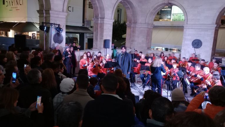 Μάγεψε η συναυλία της Φιλαρμονικής Ορχήστρας με το βαθύφωνο Μάνο ...