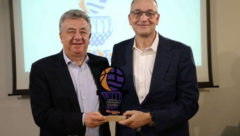 Τίμησαν τον Σταύρο Αρναουτάκη για την προσφορά του στο μπάσκετ της ...