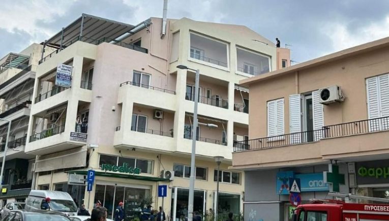 Ρέθυμνο: Απομακρύνθηκε από την ταράτσα ο άνδρας που απειλούσε να πέσει ...