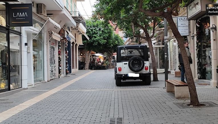 Ηράκλειο: Η Δημοτική Αστυνομία αφαίρεσε τη νύχτα δεκάδες πινακίδες από ...