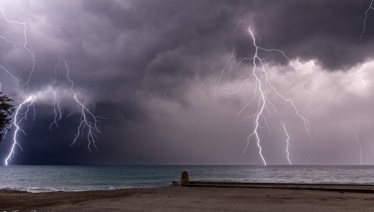 Εντυπωσιακές εικόνες από κεραυνούς στη θάλασσα του Κόκκινου Πύργου ...