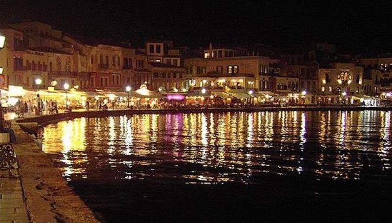 Κινητοποίηση στο Ενετικό Λιμάνι Χανίων τα ξημερώματα μετά από πτώση ...