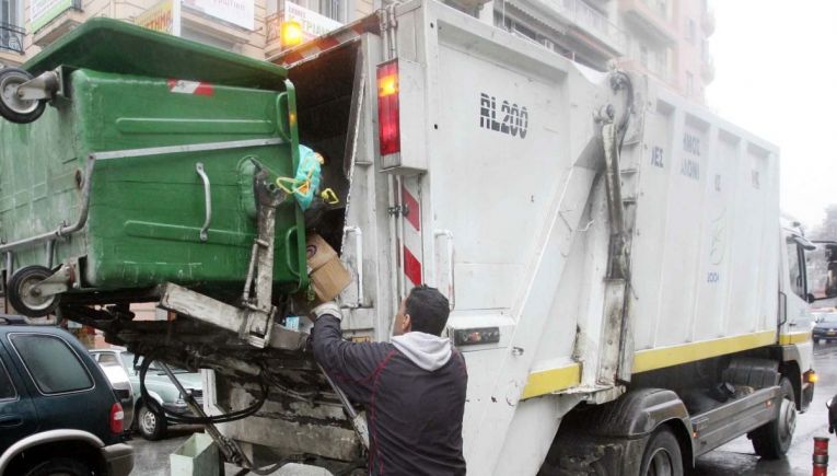 ΧΥΤΑ Φυλής: Νεκρός οδηγός απορριμματοφόρου που παρασύρθηκε από το όχημά ...