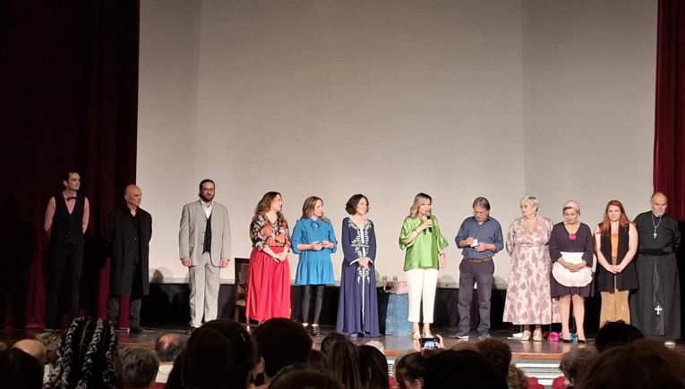 Θερμό χειροκρότημα στη θεατρική ομάδα των δημοσιογράφων στην πρεμιέρα ...