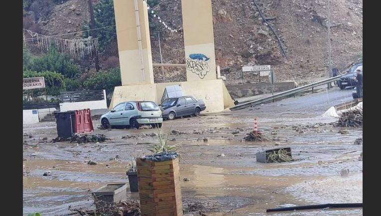 Παλαιόκαστρο: Η βροχή "έφερε" λάσπη, πλημμύρες και καταστροφές (Φωτος ...