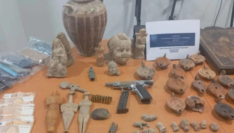 Υπόθεση αρχαιοκαπηλίας: Σε κατ' οίκον περιορισμό οι 6 μέχρι να ...