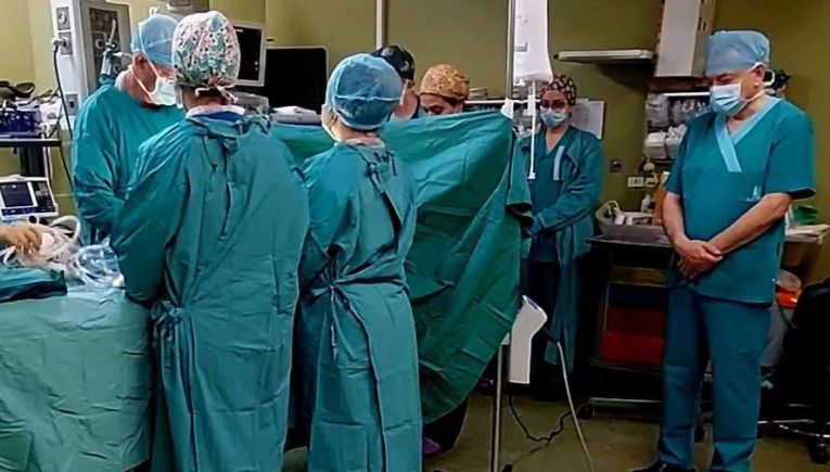 Ηράκλειο: Συγκλονίζει η φωτογραφία με τους γιατρούς στη διάρκεια λήψης ...