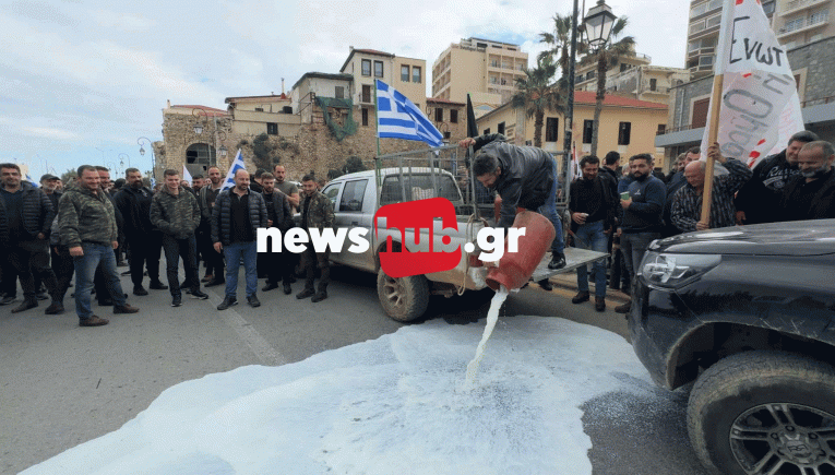 Οι κτηνοτρόφοι έριξαν ποσότητες γαλακτος εξω από την Αποκεντρωμένη στο ...