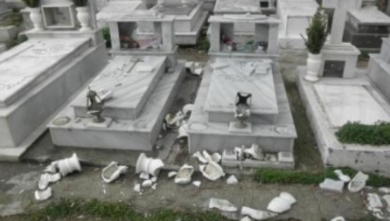 Χανιά: Φρίκη στο νεκροταφείο της Σούδας: Βεβήλωσαν τάφους - έκλεψαν ...