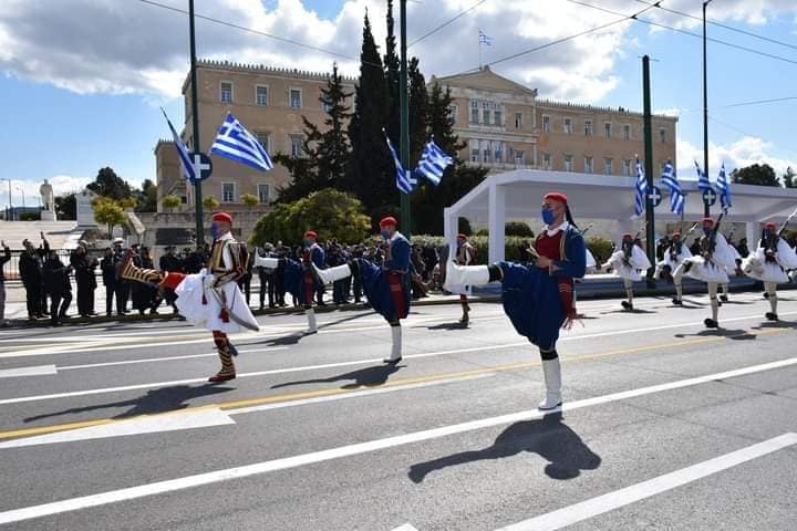 Ο αγέρωχος Ευζωνας από το Μοχό Ηρακλείου που σκόρπισε ρίγη συγκίνησης ...