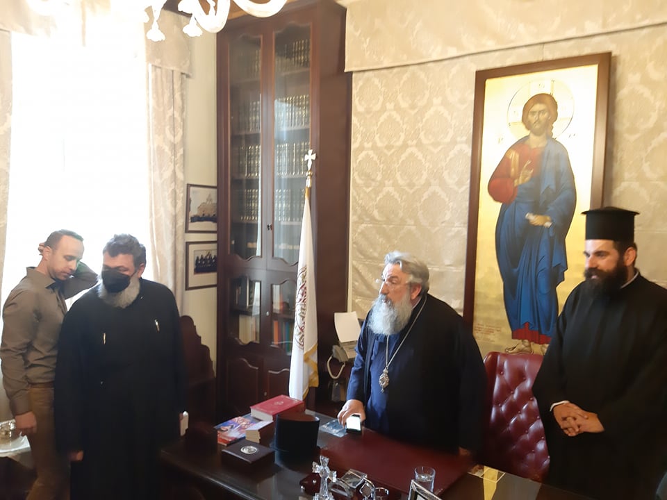 Η στιγμή που ο νέος Αρχιεπίσκοπος Κρήτης κ. Ευγένιος λαμβάνει το νέο ...