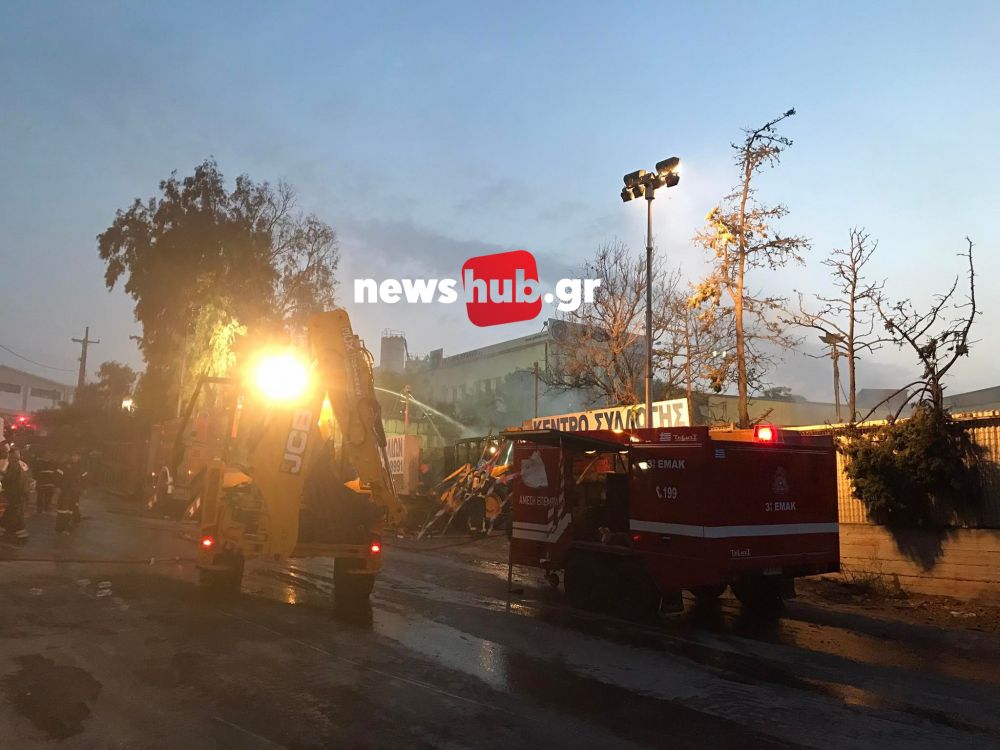 Ηράκλειο: Παραμένουν οι πυροσβεστικές δυνάμεις στο εργοστάσιο υπό τον ...