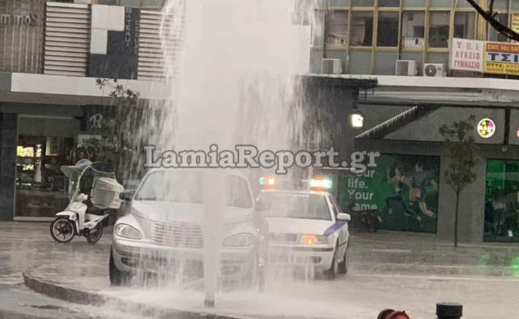 Λαμία: Αυτοκίνητο «καρφώθηκε» σε πυροσβεστικό κρουνό και ο δρόμος έγινε ...
