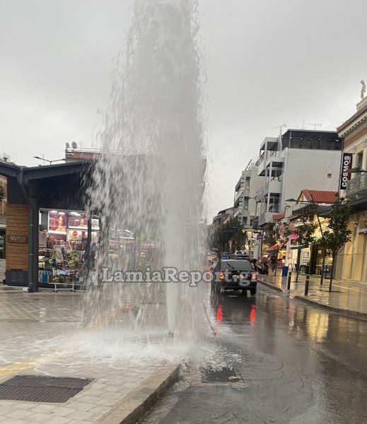 Λαμία: Αυτοκίνητο «καρφώθηκε» σε πυροσβεστικό κρουνό και ο δρόμος έγινε ...