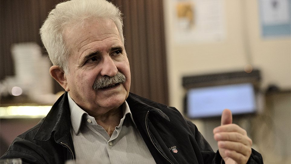 «Πριν σβήσουν τα φώτα» - Η Αυτοβιογραφία του Μίμη Ανδρουλάκη και οι ...