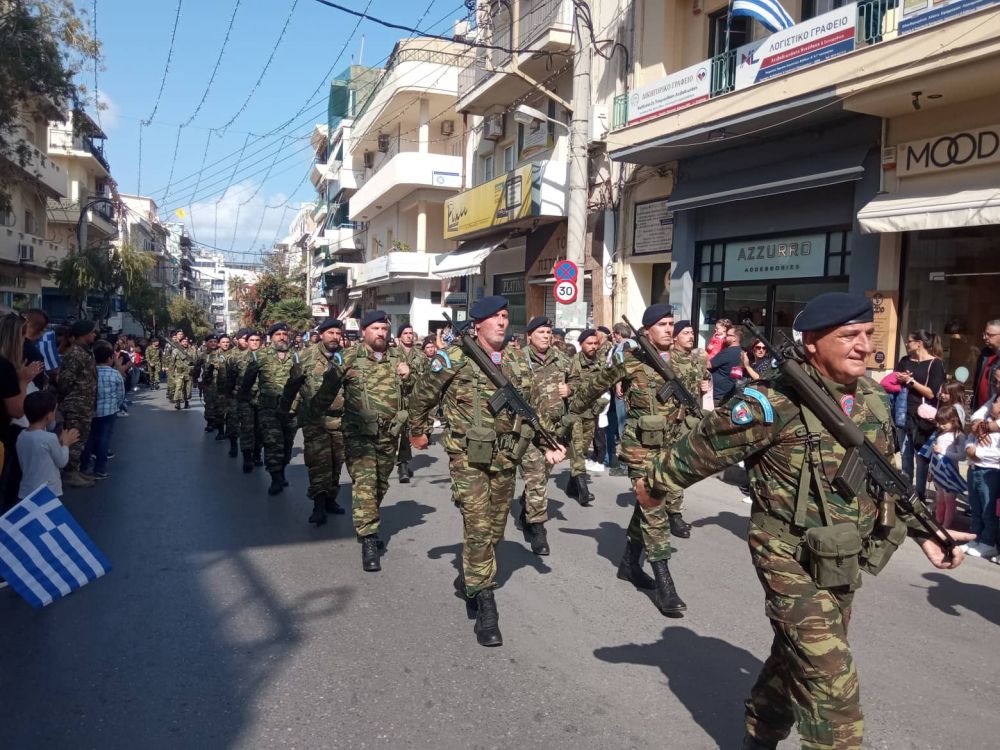 Ηράκλειο: Συγκίνηση στην παρέλαση των στρατιωτικών τμημάτων (ΦΩΤΟ ...
