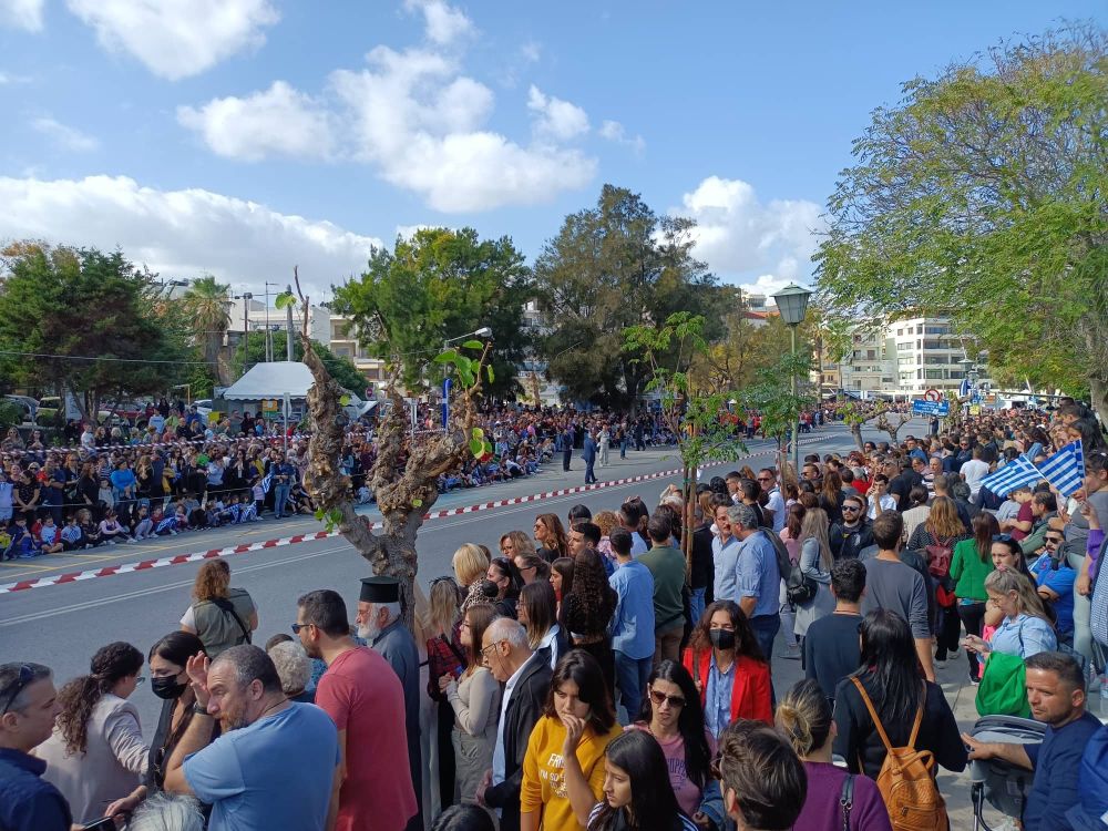 Ηράκλειο: Πλήθος κόσμου στο κέντρο της πόλης για την παρέλαση της 28ης ...