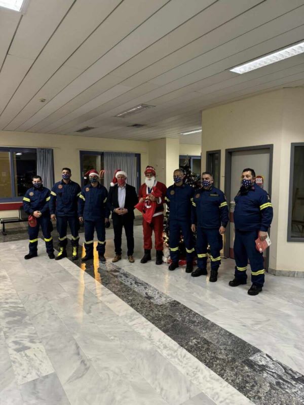 Οι Αι Βασίληδες της Πυροσβεστικής μοίρασαν δώρα στα παιδιά που ...