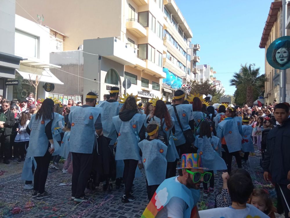 Καρναβάλι στο Ηρακλειο: Μικροί και μεγάλοι πλημμύρισαν το κέντρο για ...