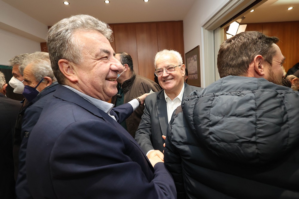 Πλήθος κόσμου στα εγκαίνια του πολιτικού γραφείου του Λάμπρου Βαμβακά ...