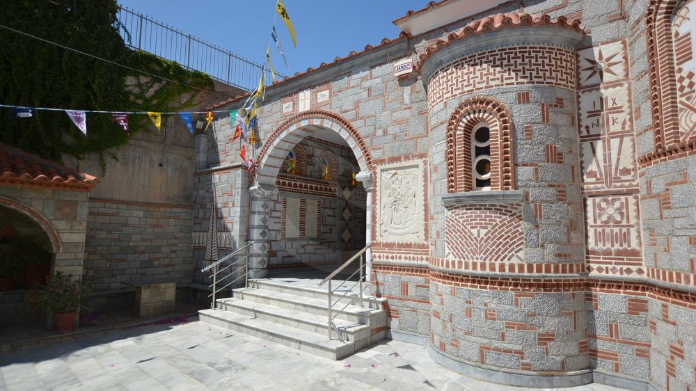 Αρχιερατική Θεία Λειτουργία στο Ιερό Ησυχαστήριο Αγίας Φωτεινής στα ...