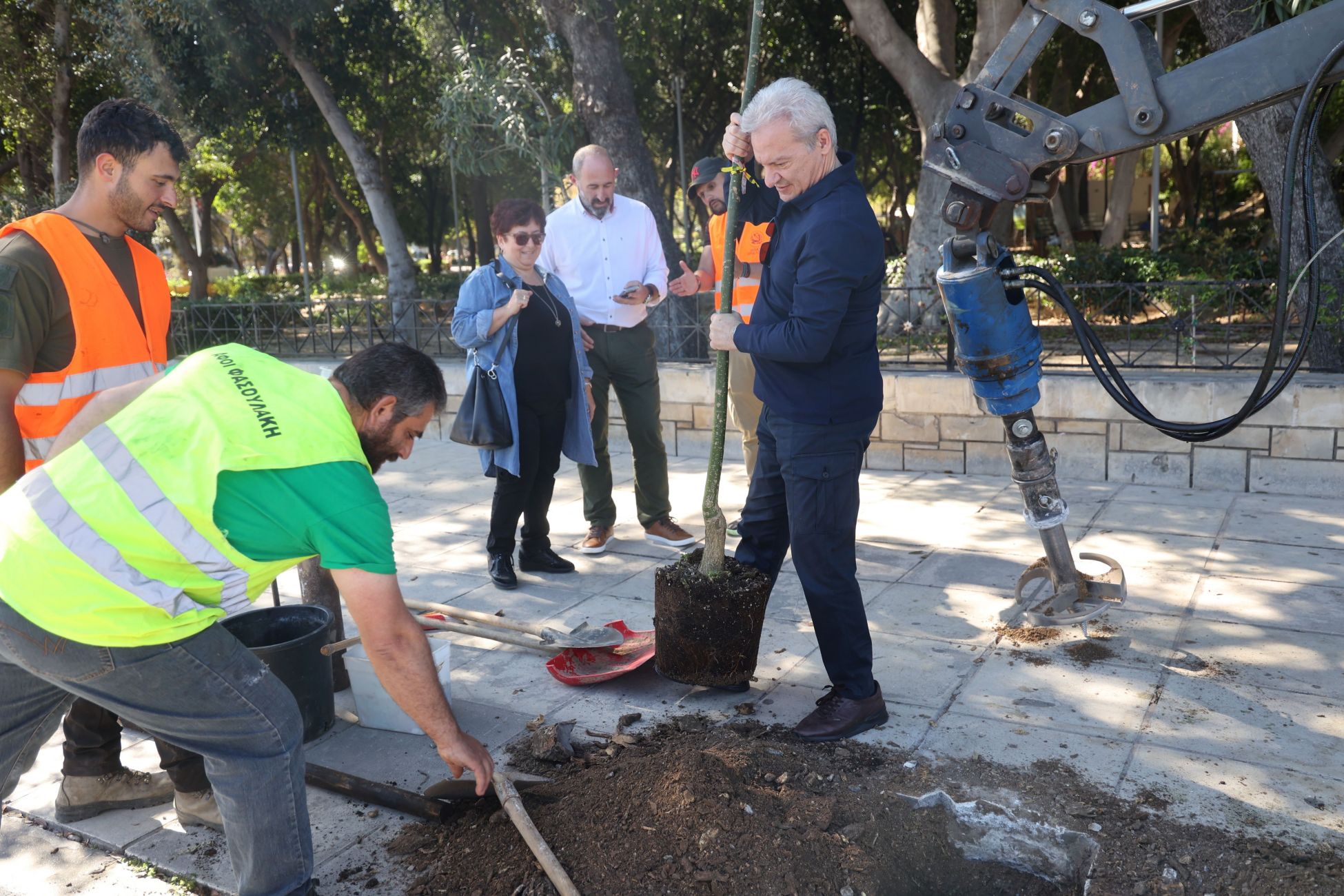 Αυτοψία του Δημάρχου Ηρακλείου στις φυτεύσεις νέων δένδρων στο πάρκο ...