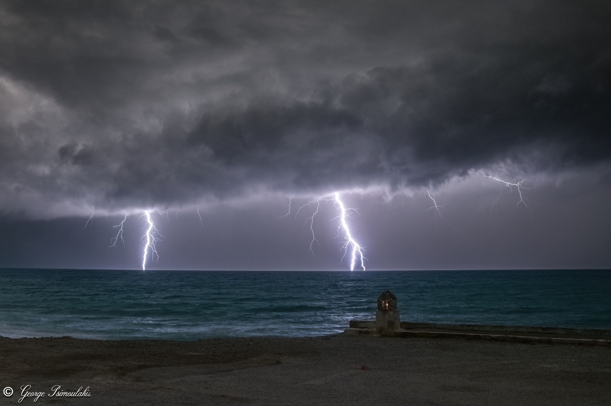 Εντυπωσιακές εικόνες από κεραυνούς στη θάλασσα του Κόκκινου Πύργου ...