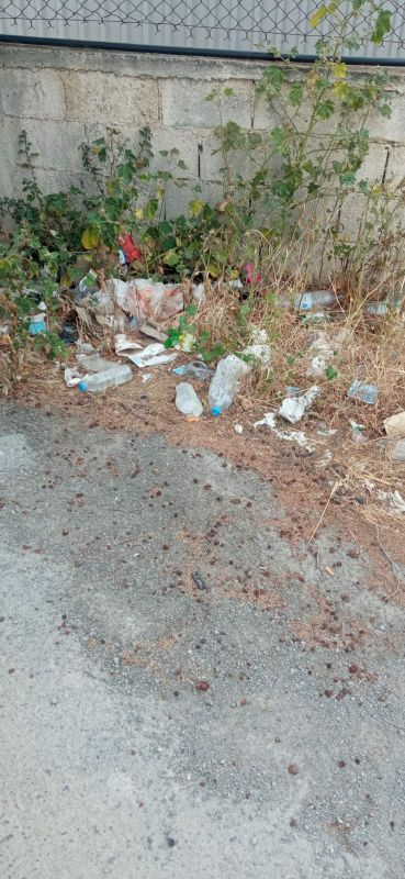 Ηράκλειο: Σκουπίδια παντού στους εξωτερικούς χώρους του αεροδρομίου ...