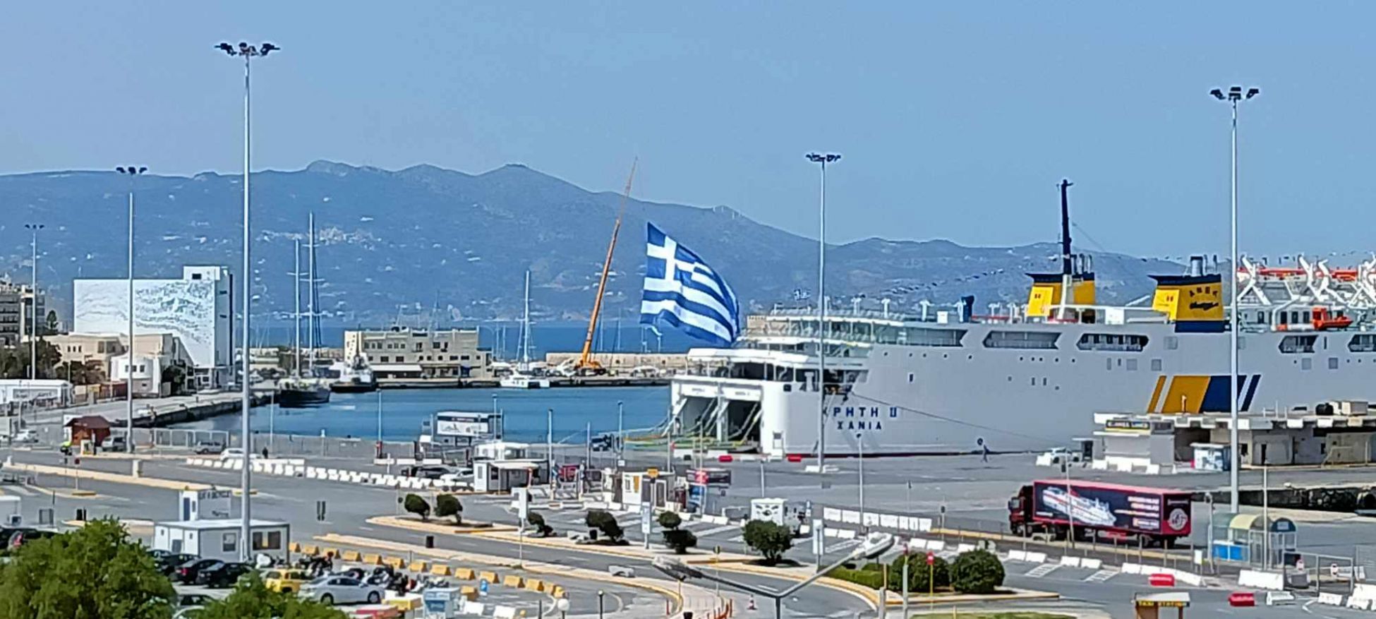 Σημαία που καλύπτει 1,5 στρέμμα υψώθηκε στο λιμάνι του Ηρακλείου (φωτο ...