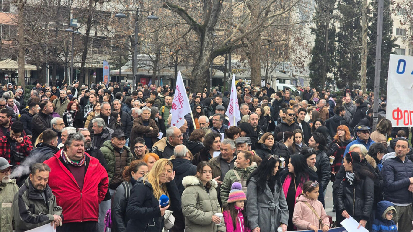 «Λαοθάλασσα» στο Σύνταγμα στη συγκέντρωση για τα Τέμπη-Πάνω από 16.000 ...