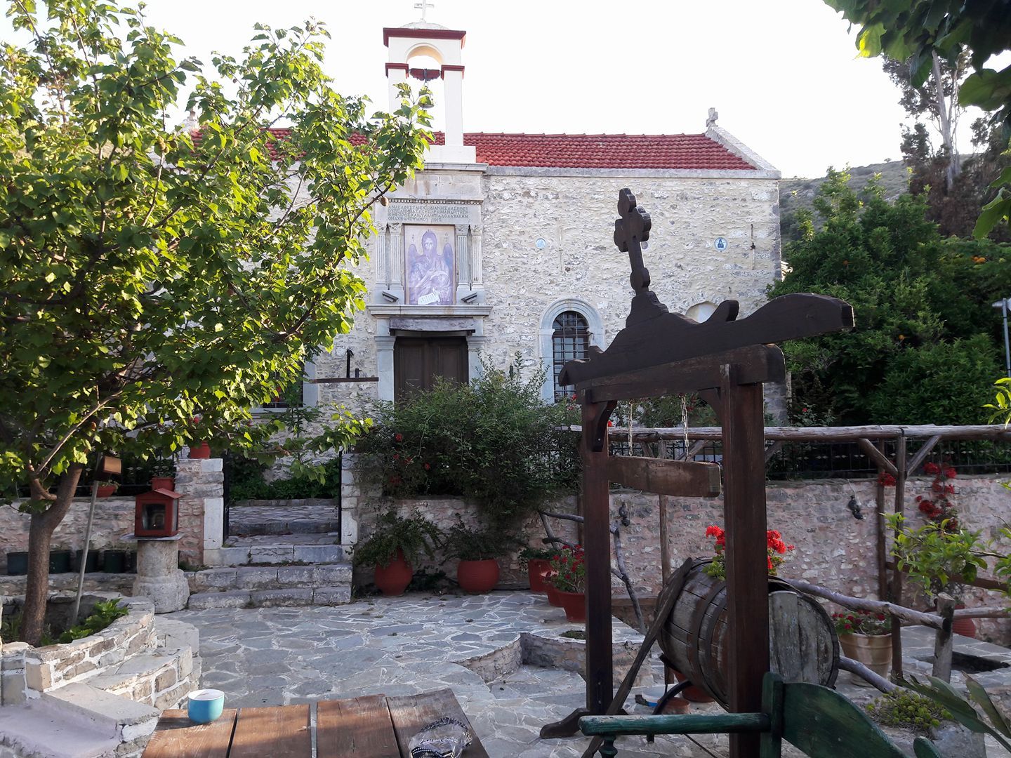 Προσκύνημα με θέα την πεδιάδα του Καστελίου στην Ιερά Μονή Καλλέργη ...